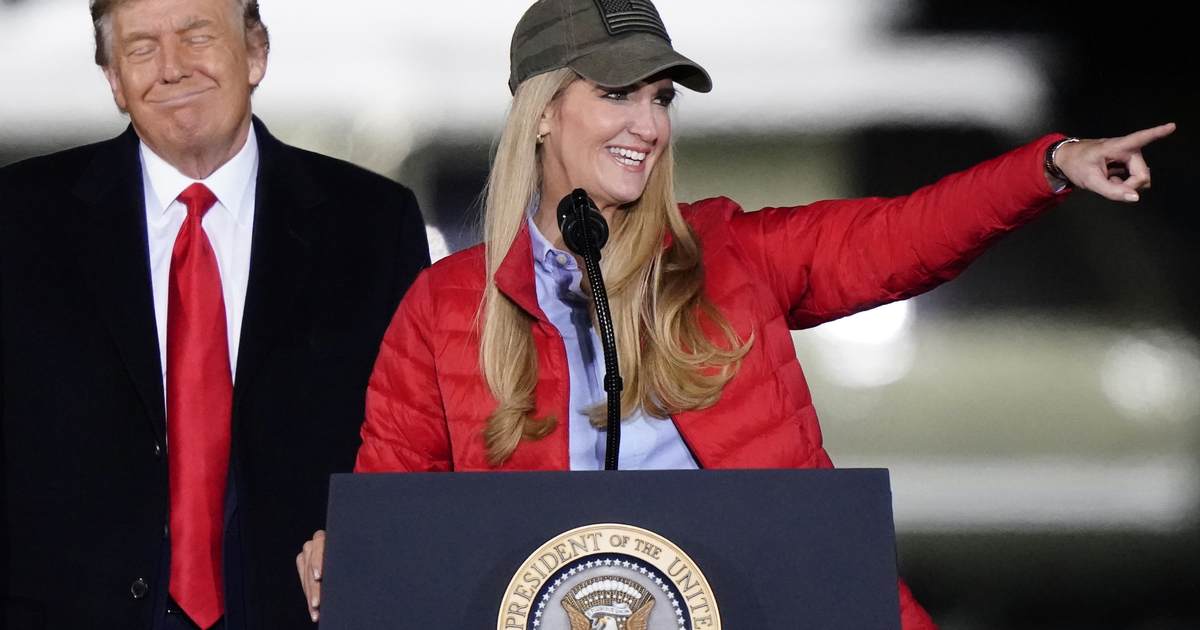 New SBA Chief Goes Viral After Touring Empty Offices and Bringing Staff ...