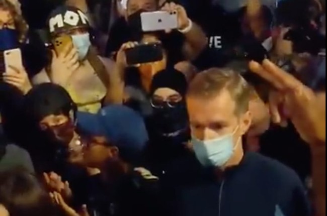 [Watch] Portland Mayor Goes to Riot in 'Solidarity' as Rioters Set Fire ...