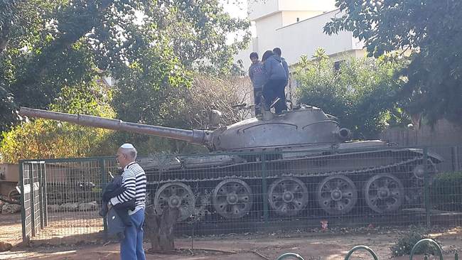 MUSEUM PIECES: Russia Pulling 60-Year-Old T-62 Tanks Out of Storage for ...