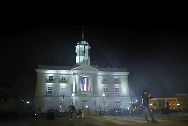 Jason Aldean's Rocking Country Song 'Try That in a Small Town' Makes ...