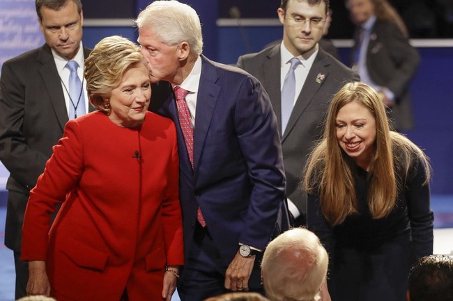 Bill and Hillary's Speaking Tour Opened To A Sold Out Arena! No, Not ...