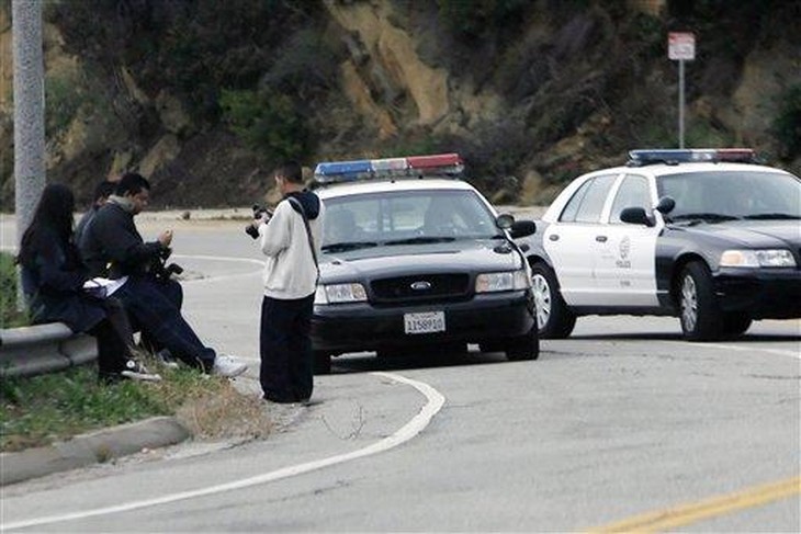 VIDEO: LAPD Officer Shot, Partner Shoots Suspect – Bearing Arms